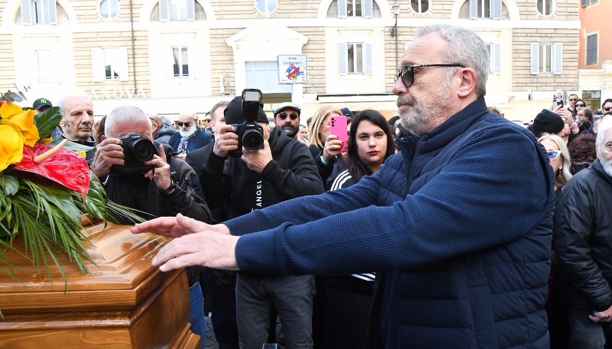Funerali Antonello Fassari, Claudio Amendola commosso fuori dalla ...