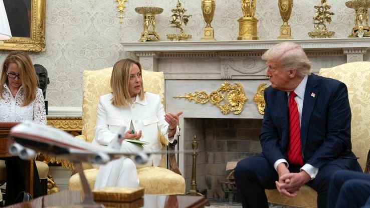 Giorgia Meloni incontra Donald Trump e zittisce l'interprete per ...