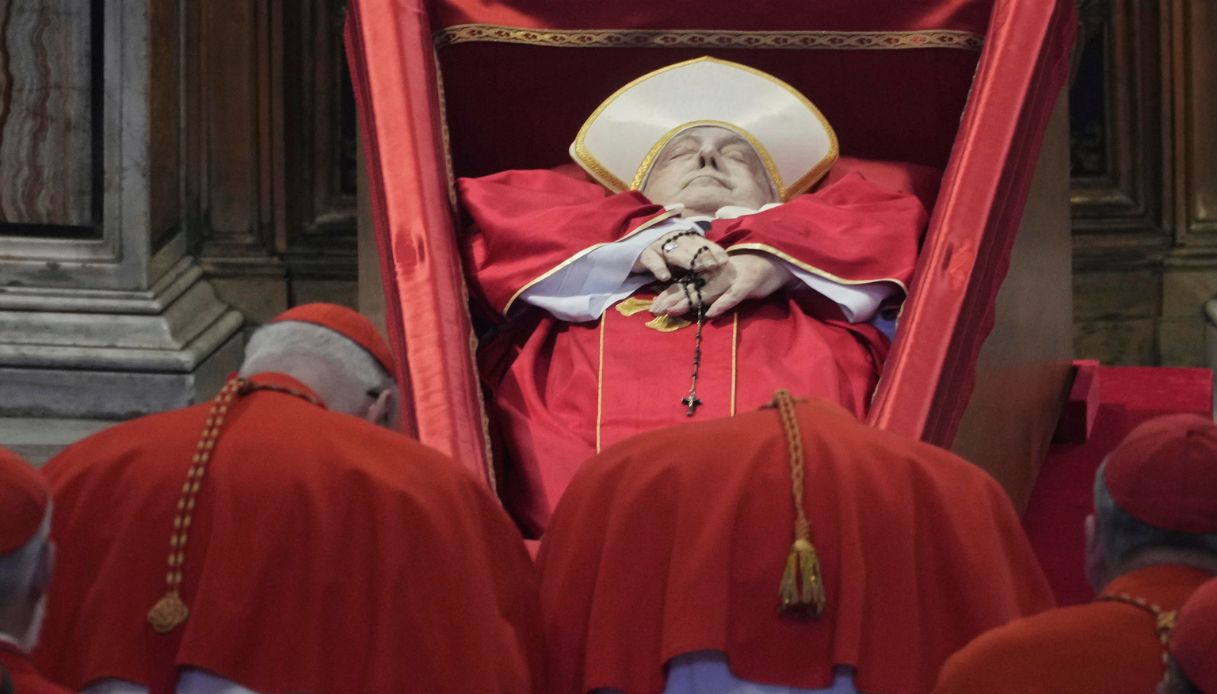 Salma di Papa Francesco nella basilica di San Pietro per l'omaggio dei ...