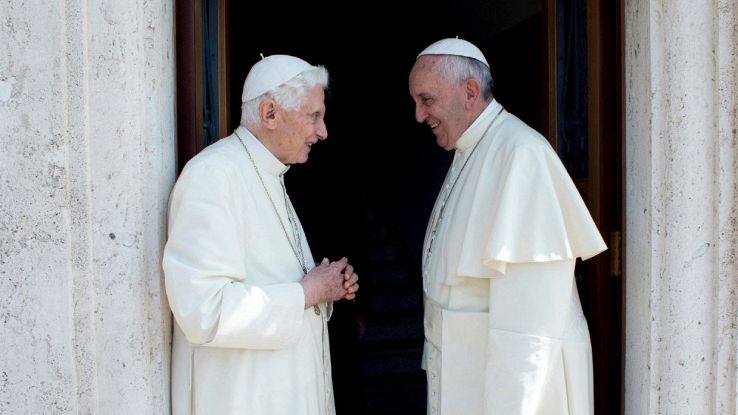 Papa Bergoglio e Papa Ratzinger: il caso unico della convivenza tra due ...