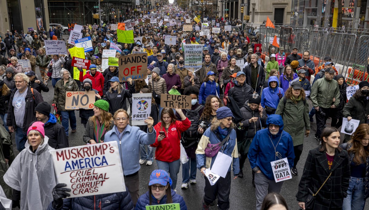 Proteste negli Usa contro Trump e Musk, ma i dazi non c'entrano ...