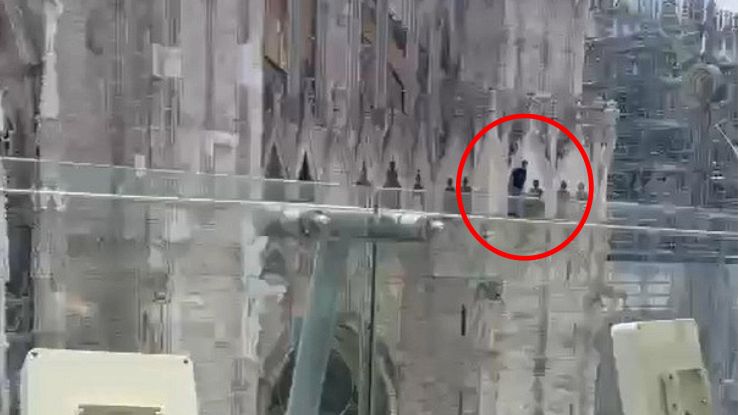 Emanuele De Maria morto suicida a Milano, il video del salto nel vuoto dal Duomo