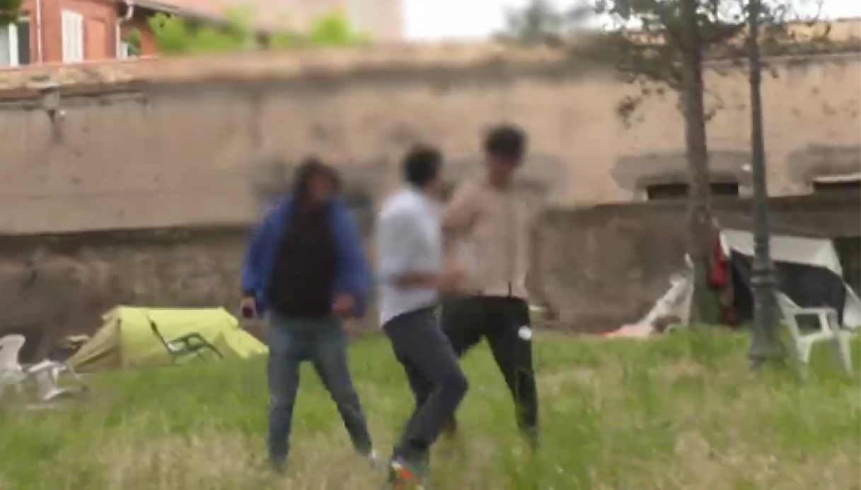 Il giornalista Alessio Fusco di Mediaset aggredito a Roma, il video e ...