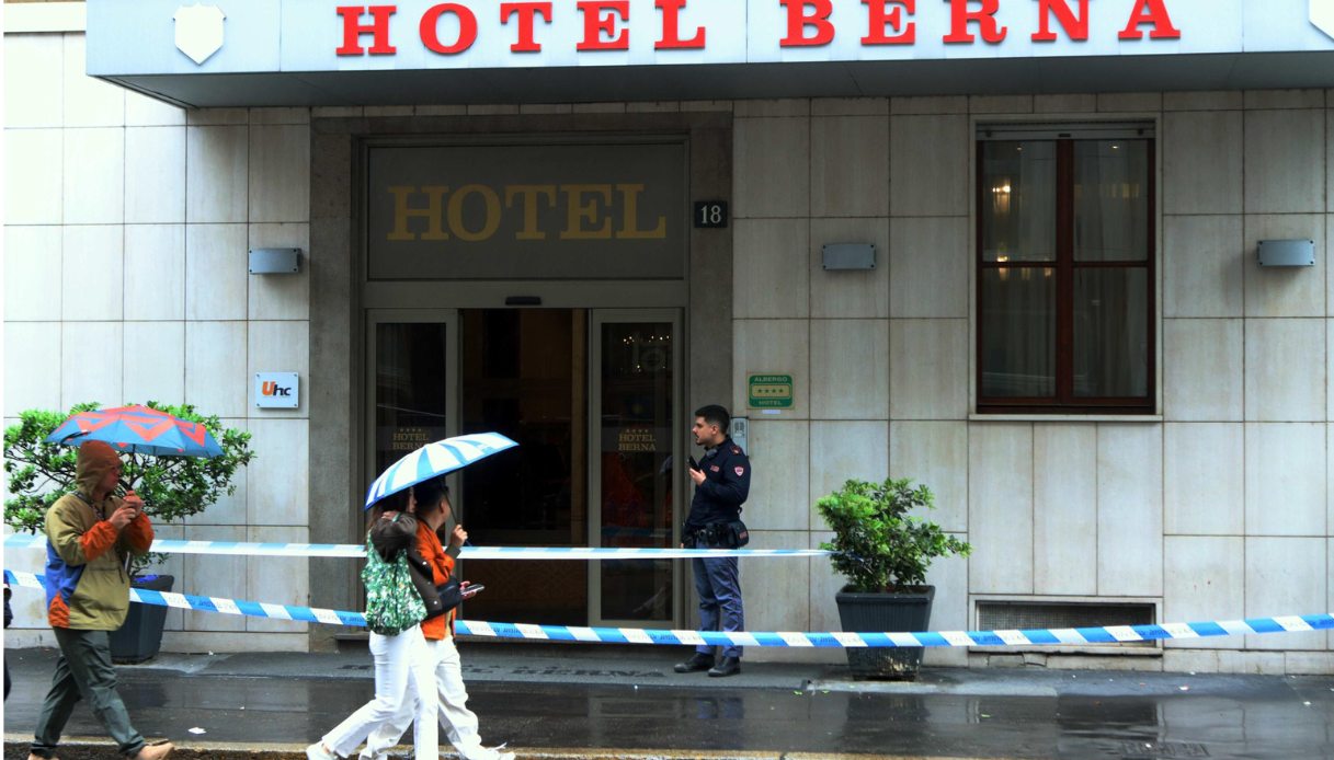 Accoltellato a Milano fuori dall'hotel vicino la stazione Centrale, dipendente gravissimo ...