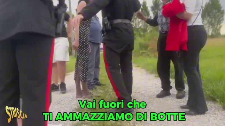 Troupe di Striscia la notizia aggredita, Rajae Bezzaz presa a calci e pugni dalla famiglia sinti