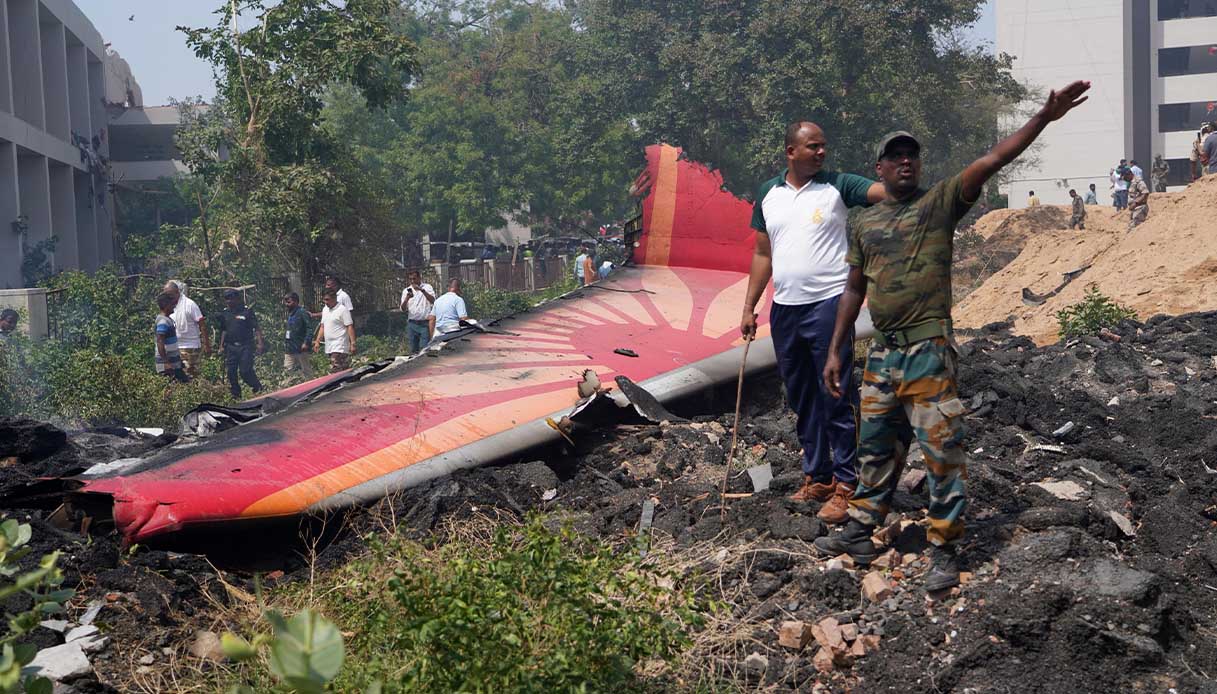 Aereo di Air India si schianta sulle case, oltre 300 morti ...