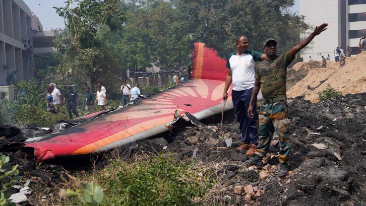 Aereo di Air India si schianta sulle case, oltre 300 morti ...