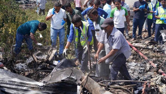 Aereo di Air India si schianta sulle case, oltre 300 morti ...
