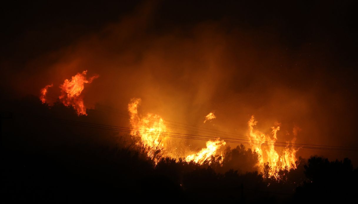 Maxi incendio a Creta in Grecia con case e alberghi evacuati, paura per ...