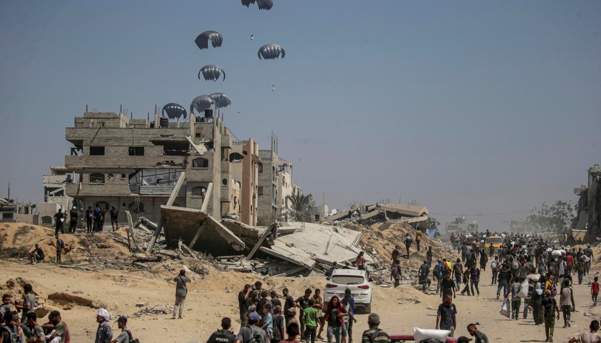 Israele annuncia pause tattiche ma uccide 53 palestinesi, lanciato cibo ...