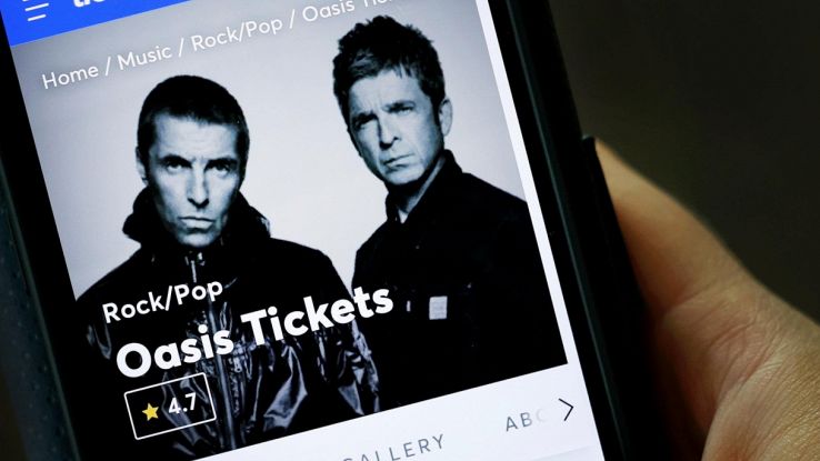 Reunion degli Oasis oggi venerdì 4 luglio in concerto a Cardiff, i vip delusi dopo la caccia al ...