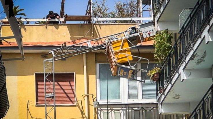 Impalcatura cede in cantiere a Napoli, tre operai morti dopo il volo ...