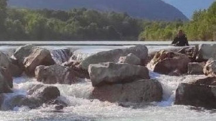 15enne morta sul Piave a Belluno, colpita da un masso mentre si fa un ...