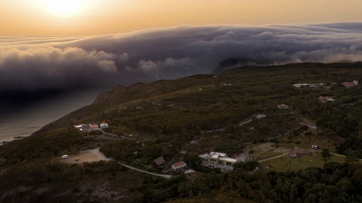 Roll cloud in Portogallo, cos'è la nuvola a rotolo lunga 150 km che ...
