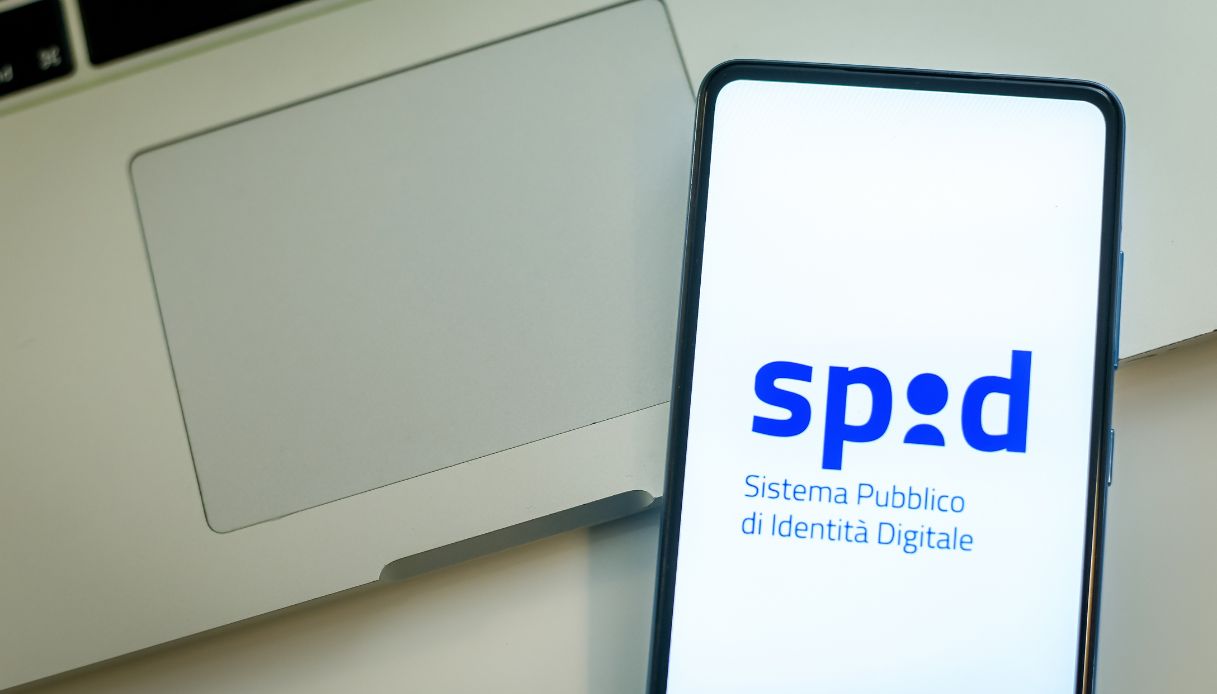 Cosa cambia per l'identità digitale nel 2026 tra carta d'identità e Spid, documento cartaceo in ...