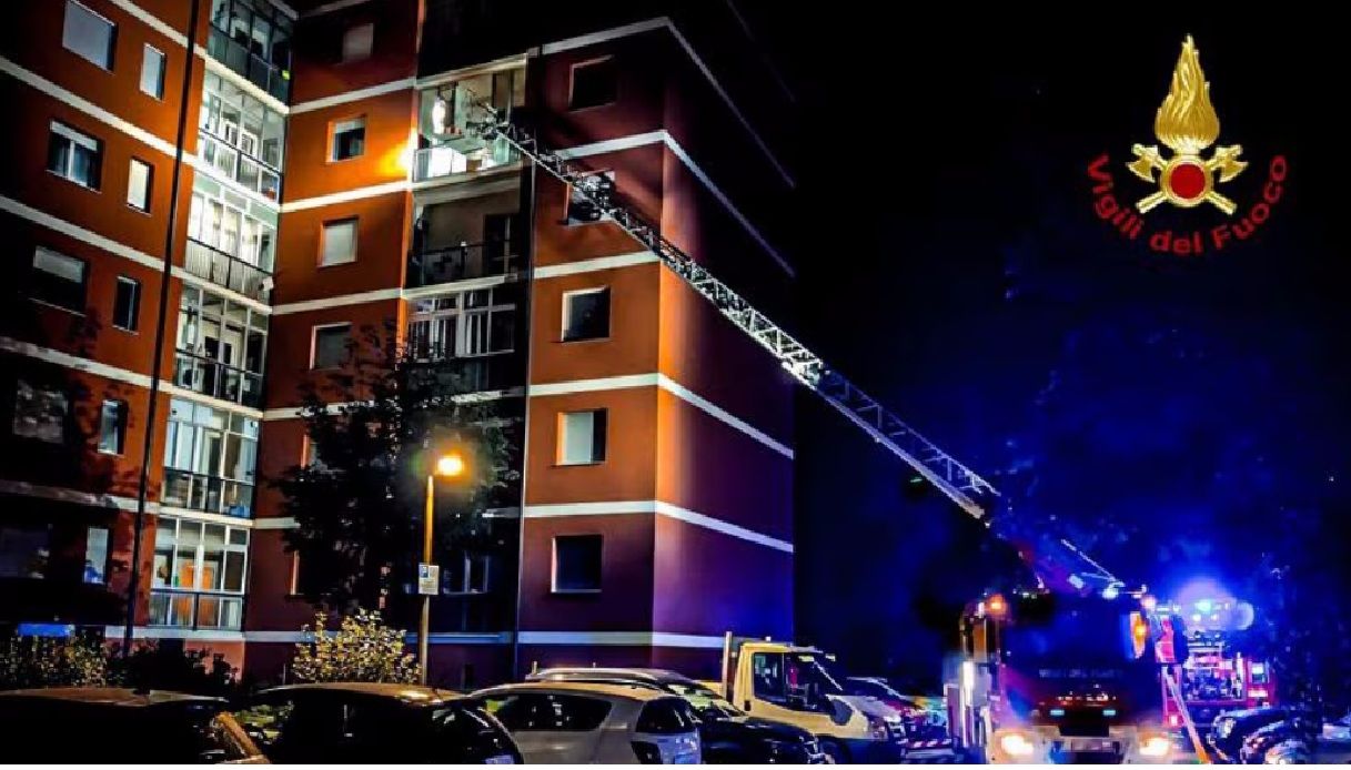 Morto un uomo a Torino per un incendio in via Quarello, palazzo a fuoco ...