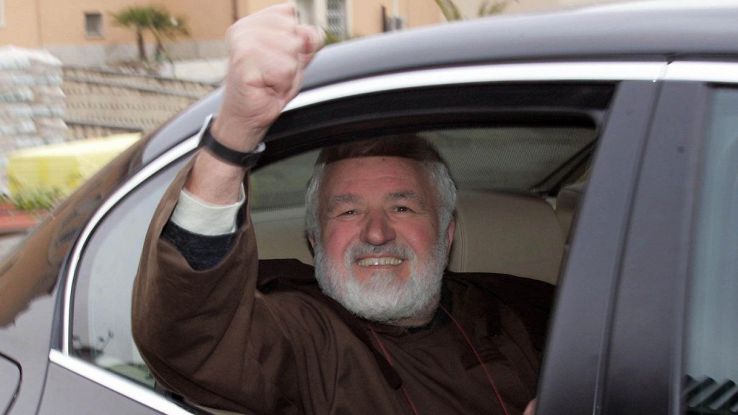 Morto padre Fedele Bisceglia, addio al discusso frate ultrà del Cosenza ...
