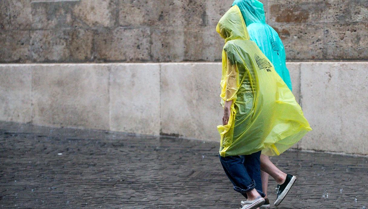 Nubifragio e violento temporale a Roma, alberi caduti in strada e ...