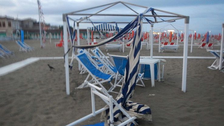 Tromba d'aria in Versilia, il video a Pietra Santa con le immagini ...