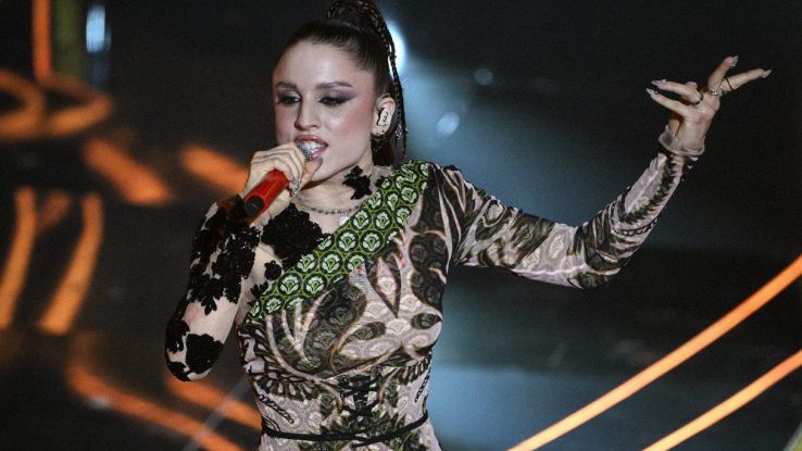 Angelina Mango torna a cantare sul palco dopo un anno, sorpresa al ...