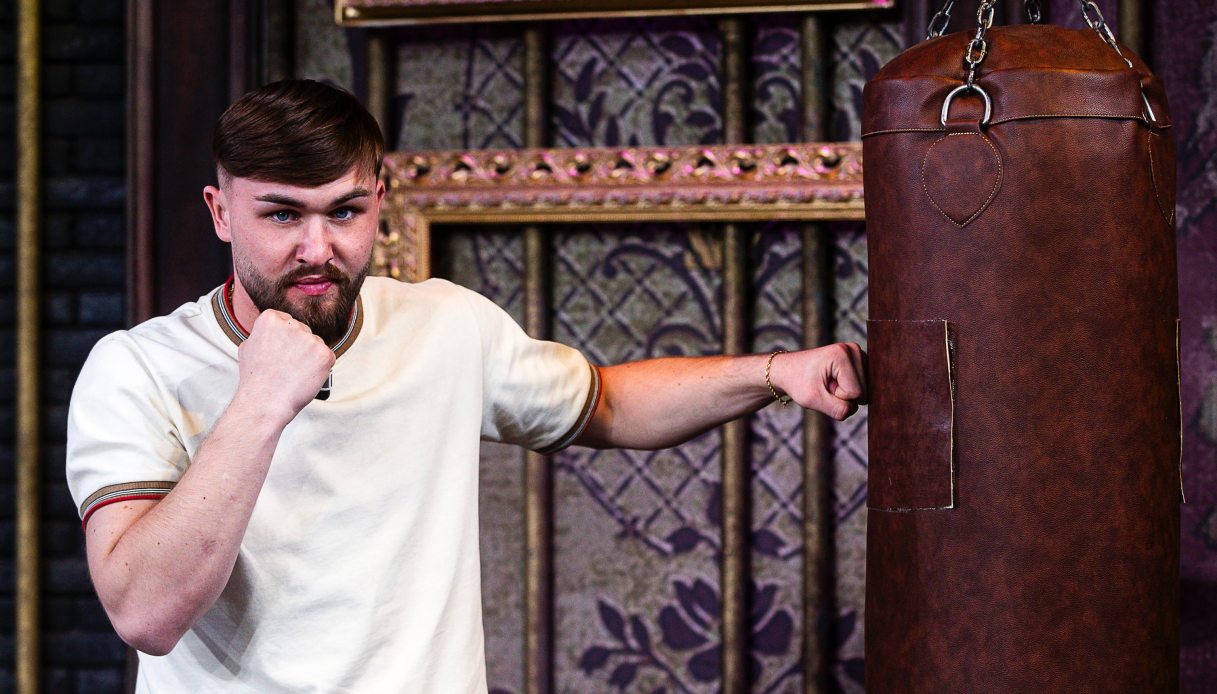 Artem Tkachuk attore di Mare Fuori danneggia il pronto soccorso a Napoli, portato in caserma dai ...