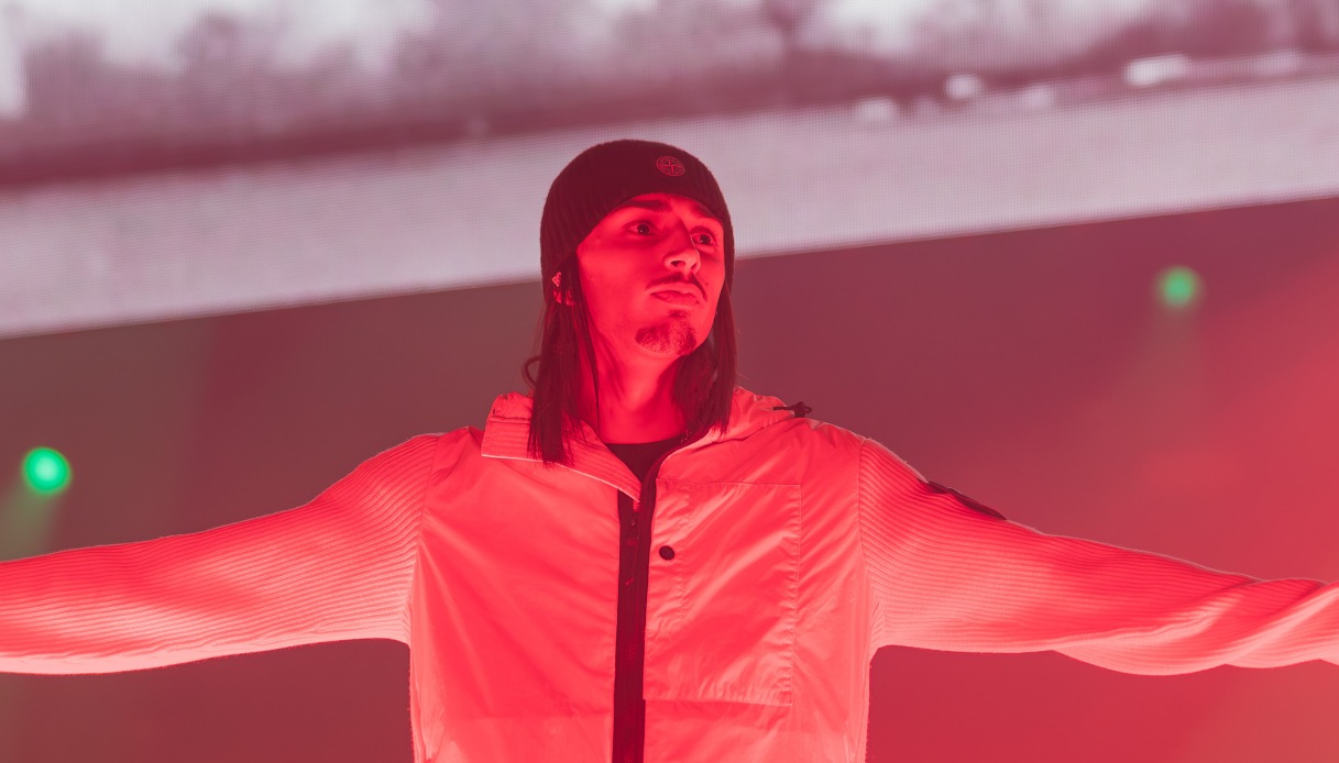 Baby Gang arrestato dopo l'ospitata al concerto di Emis Killa, messaggio del rapper: "Come se lo ...