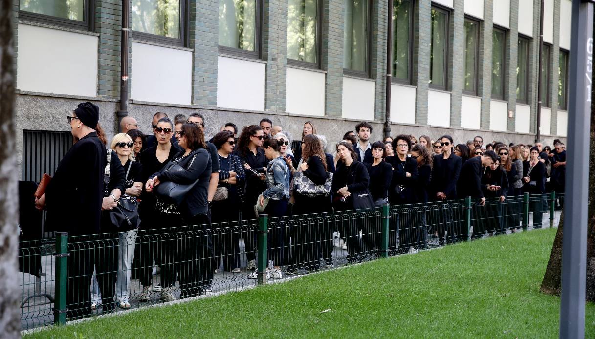 Ultimo saluto a Giorgio Armani, alla camera ardente oltre 6mila persone ...