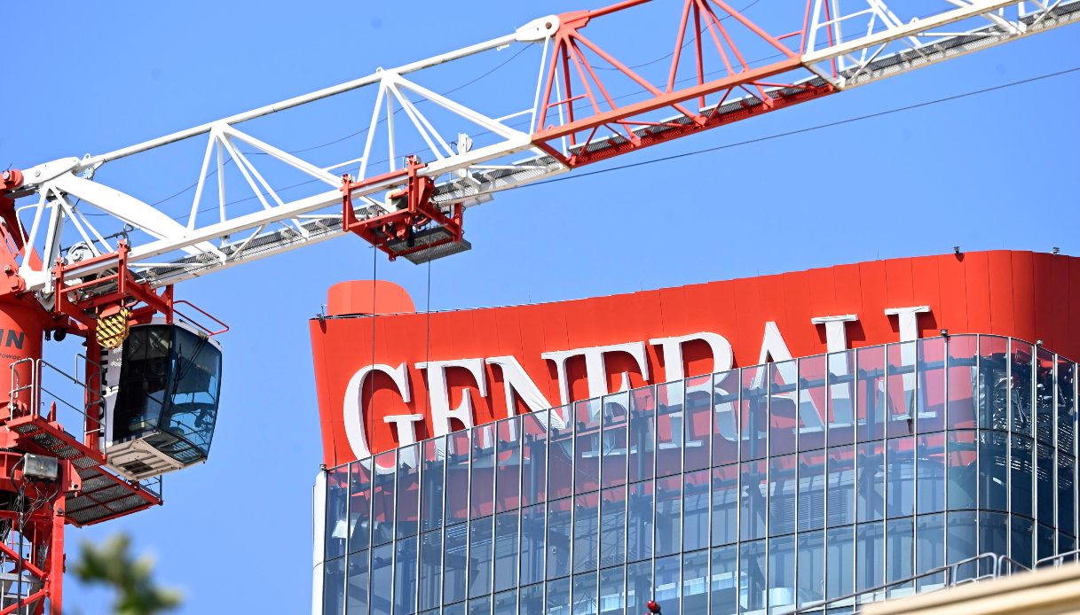 In 10 indagati per crollo colposo per la caduta della scritta Generali ...