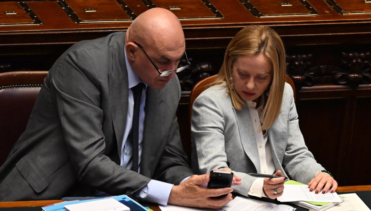 Ministro Crosetto vittima di attacchi hacker sui social, la replica dopo la violazione: "Anche ...