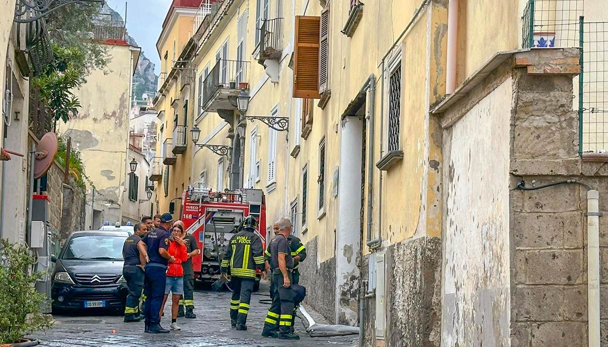 Forte esplosione in appartamento a Meta di Sorrento vicino Napoli, 2 ...