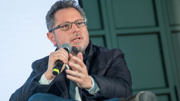 Francesco Emilio Borrelli aggredito in diretta mentre documenta un ...