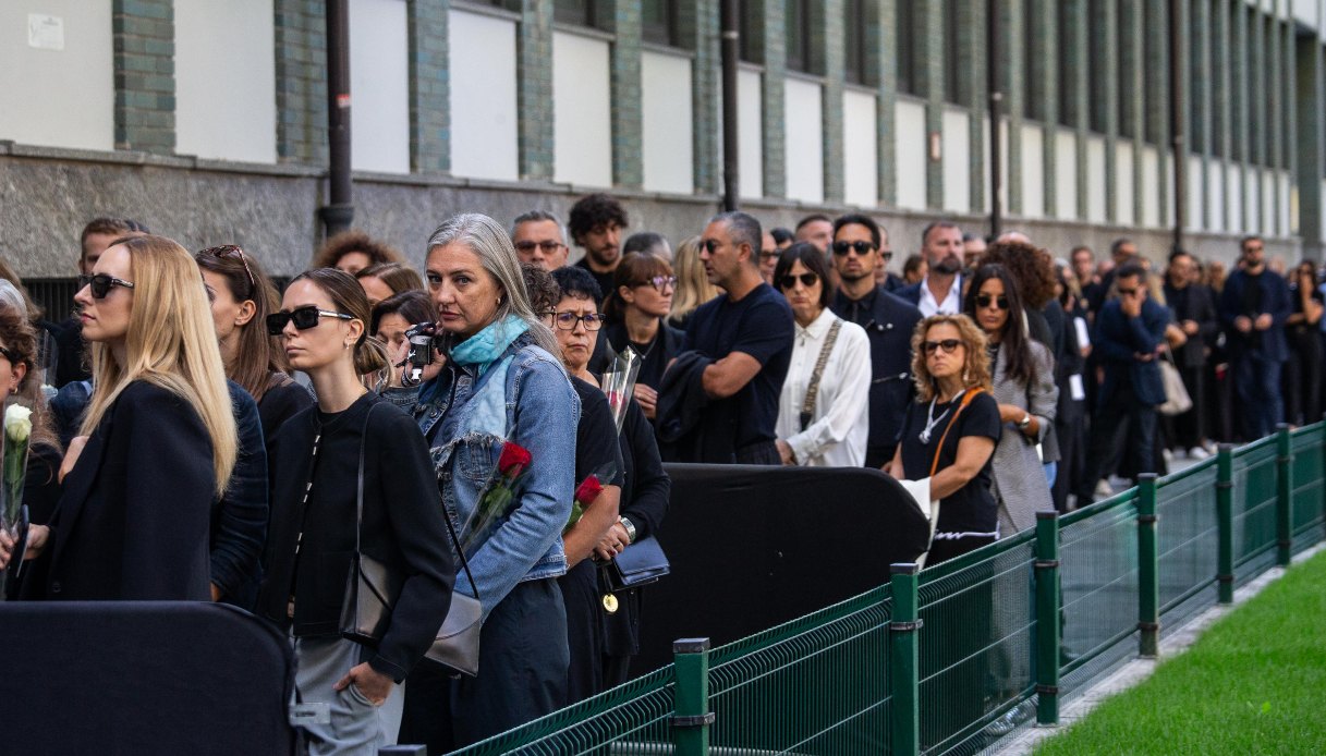 Giorgio Armani, Matteo Renzi contro il ministro Adolfo Urso al Senato: "Non sente un po' di ...