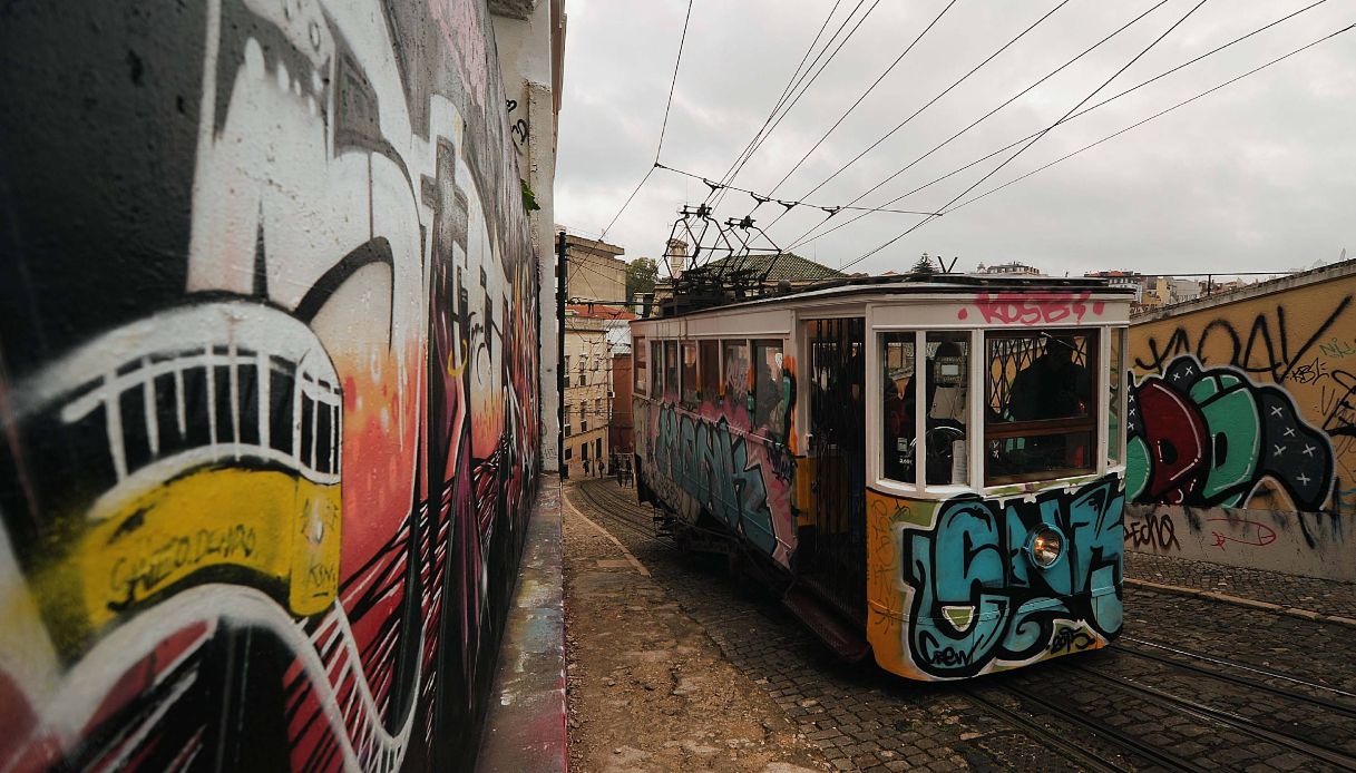 Funicolare Elevador da Gloria deraglia a Lisbona, morti e feriti gravi ...