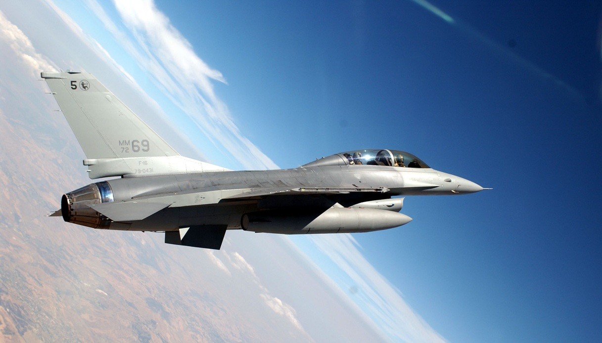 La Russia viola di nuovo lo spazio aereo Nato, drone sulla Romania: in volo gli F-16, tensione ...