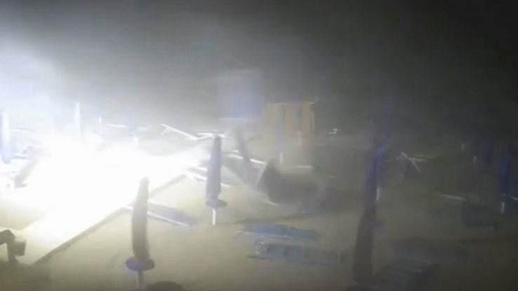 Tromba d'aria a Lecce durante il temporale devasta il lido Malibu a ...