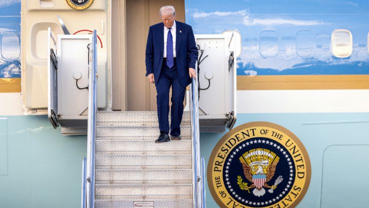Paura in volo per Trump sull'Air Force One a Long Island, aereo Spirit ...