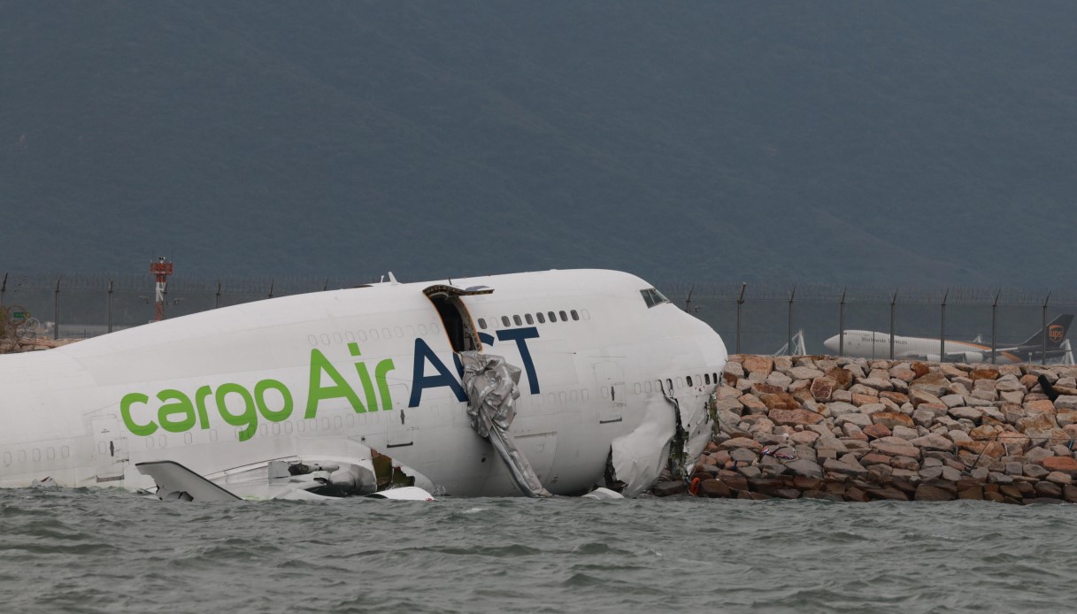 Aereo cargo in mare dopo il fuori pista a Hong Kong durante l ...