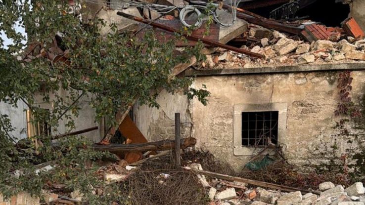 Tre carabinieri morti nell'esplosione a Castel D'Azzano, video del casolare distrutto: "Boato ...