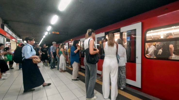 Donna morta investita dalla metro M1 a Milano alla fermata di Precotto ...