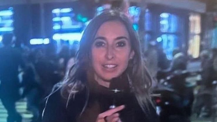 Elisa Dossi giornalista Rai colpita da un sasso a Udine negli scontri ...
