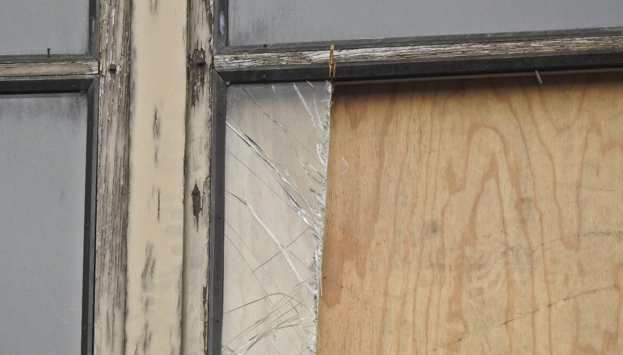 Spunta il video del furto al Louvre, ladri escono dal museo col ...