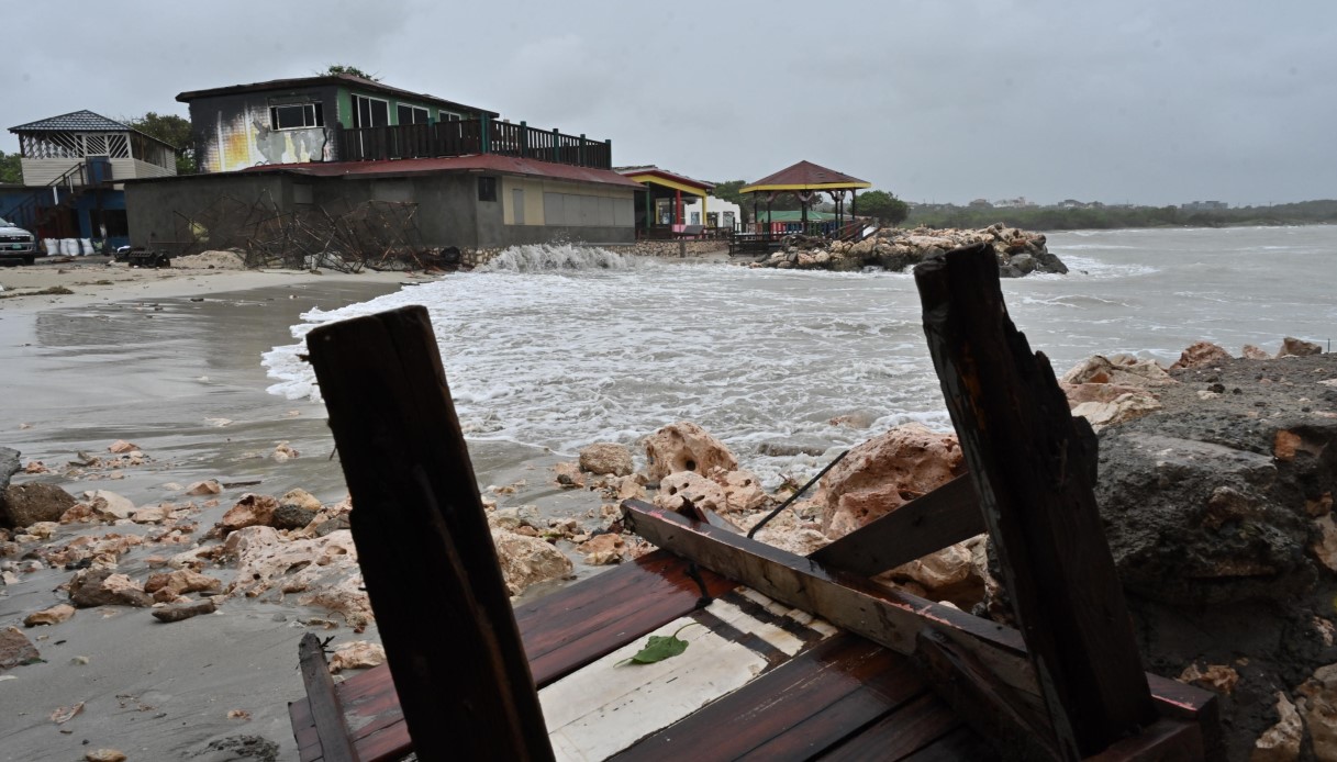 L'uragano Melissa lascia la Giamaica e va verso Cuba, declassato a categoria 4 ma ancora fortissimo