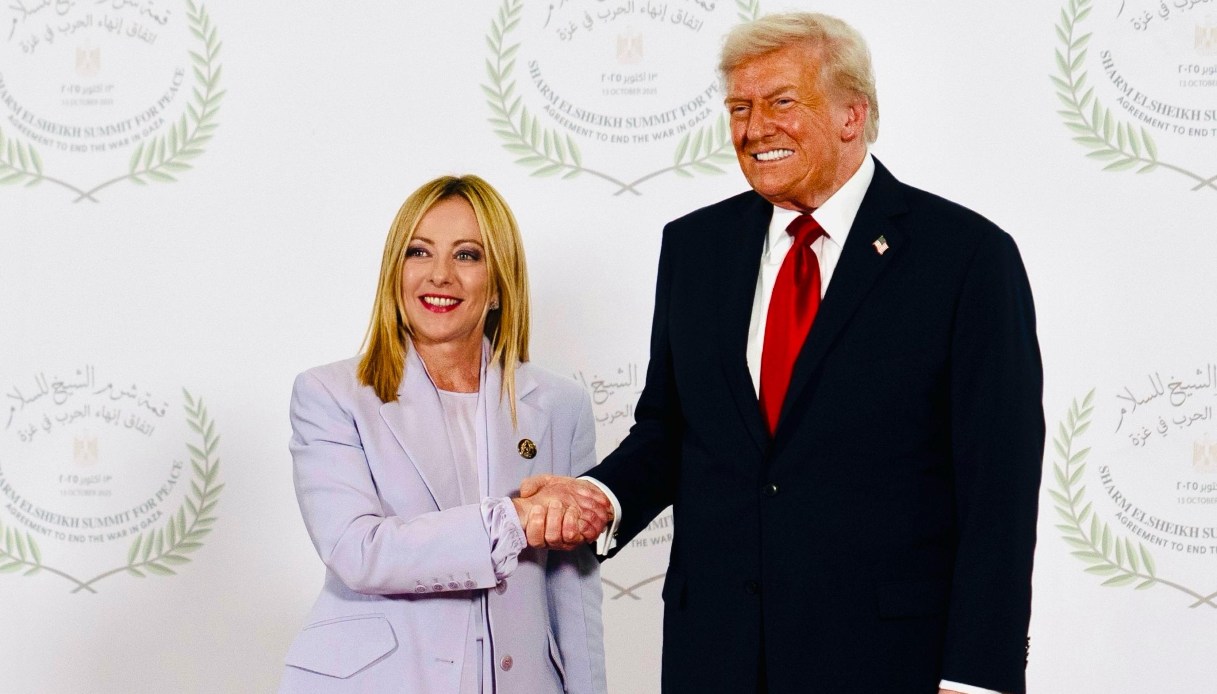 Giorgia Meloni definita "bellissima" da Donald Trump, il commento di ...