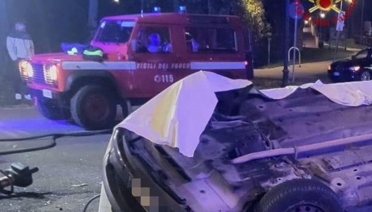 Drammatico incidente ad Asiago, auto con 5 giovani contro fontana: 3 ...