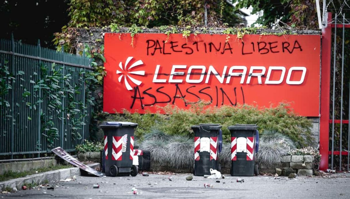 Assalto dei pro Pal alla sede di Leonardo a Torino, danni e auto dei ...