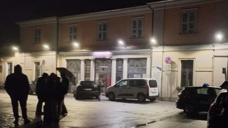 Tre ragazzi investiti dal treno a Trecate vicino a Novara, un morto e ...