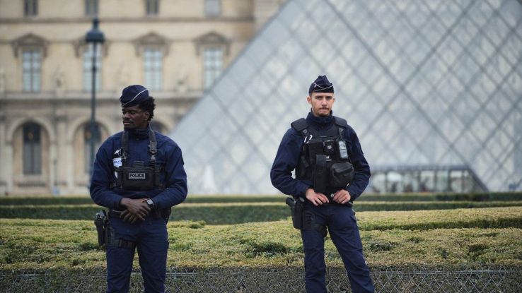 Rapina al Louvre, come è avvenuto il furto da film e la corsa in scooter