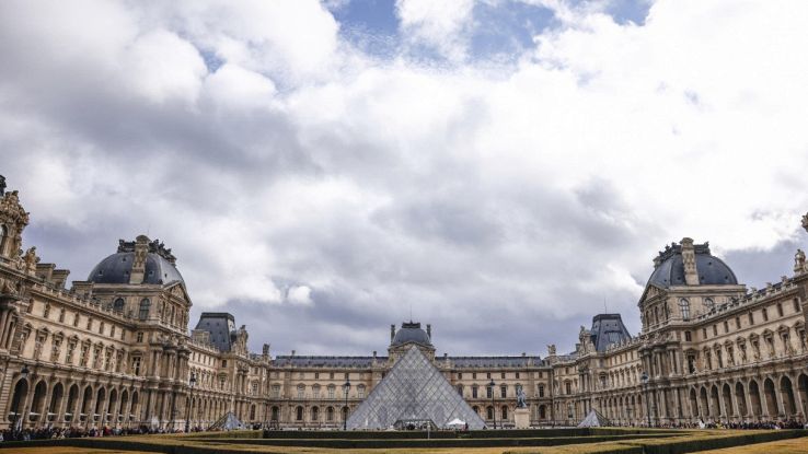 Chi c'è dietro la rapina al museo Louvre di Parigi, pista Pink Panthers ...