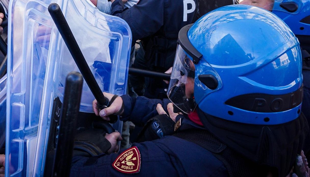 Sfratto violento a Bologna col muro buttato giù dalla polizia, Regione ...