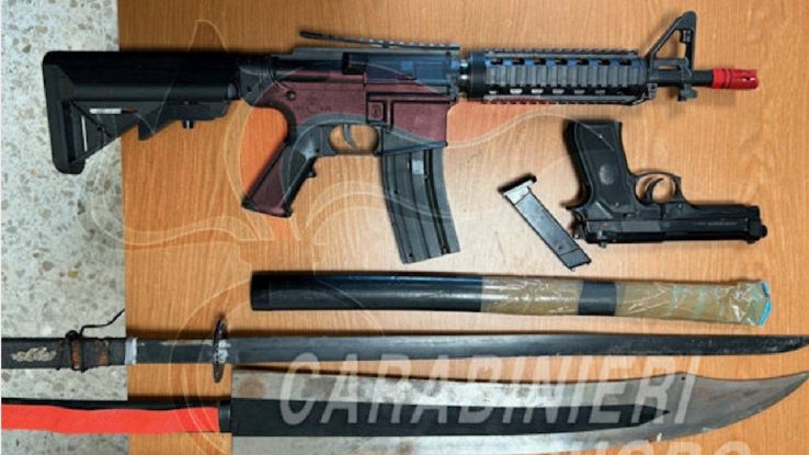 Blitz a Onanì, trovate armi soft-air, una katana e una spada “potens ...